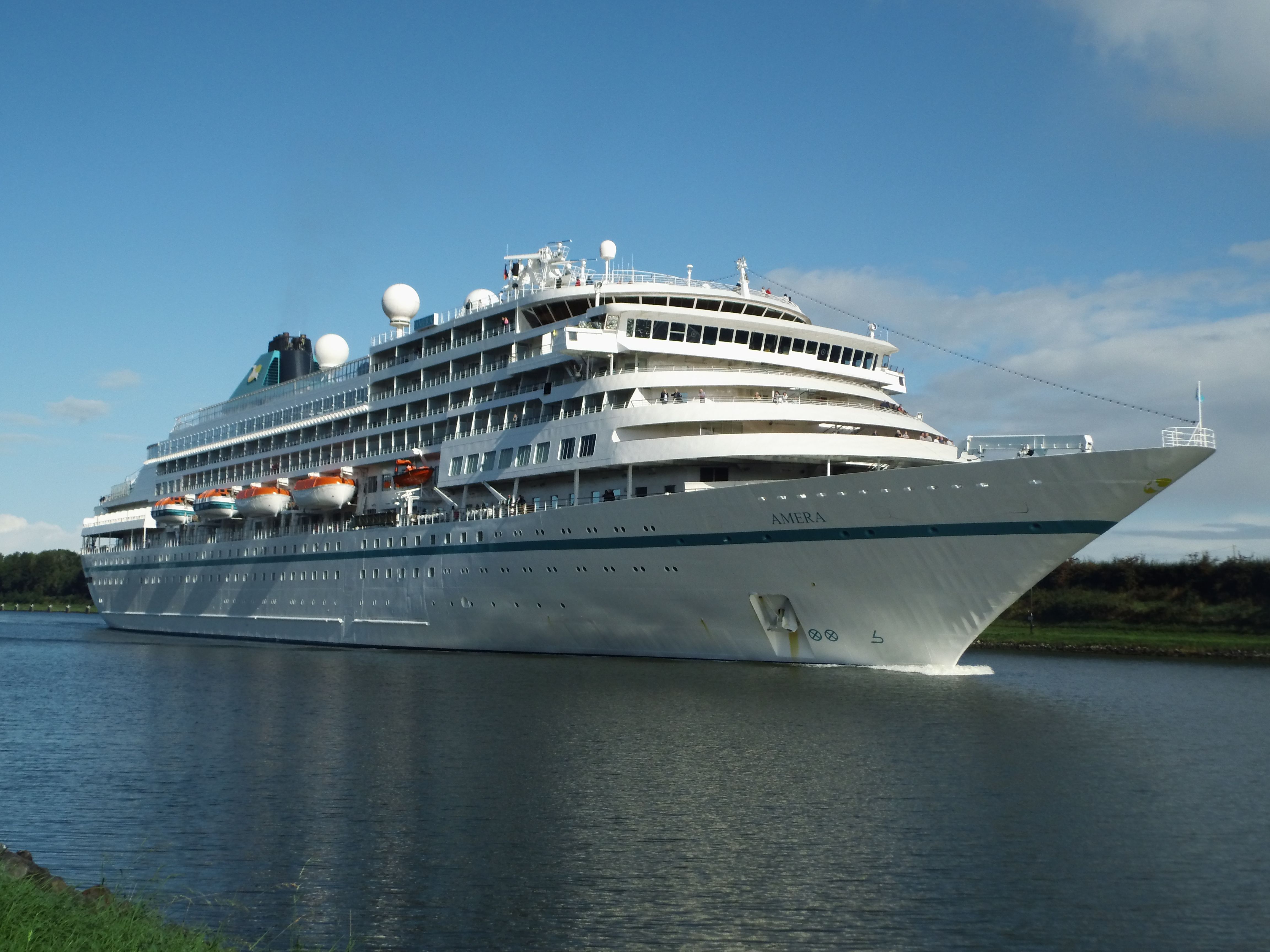 Review, Overview, Pros & Cons, and Essential Sailing Tips | Amera ...