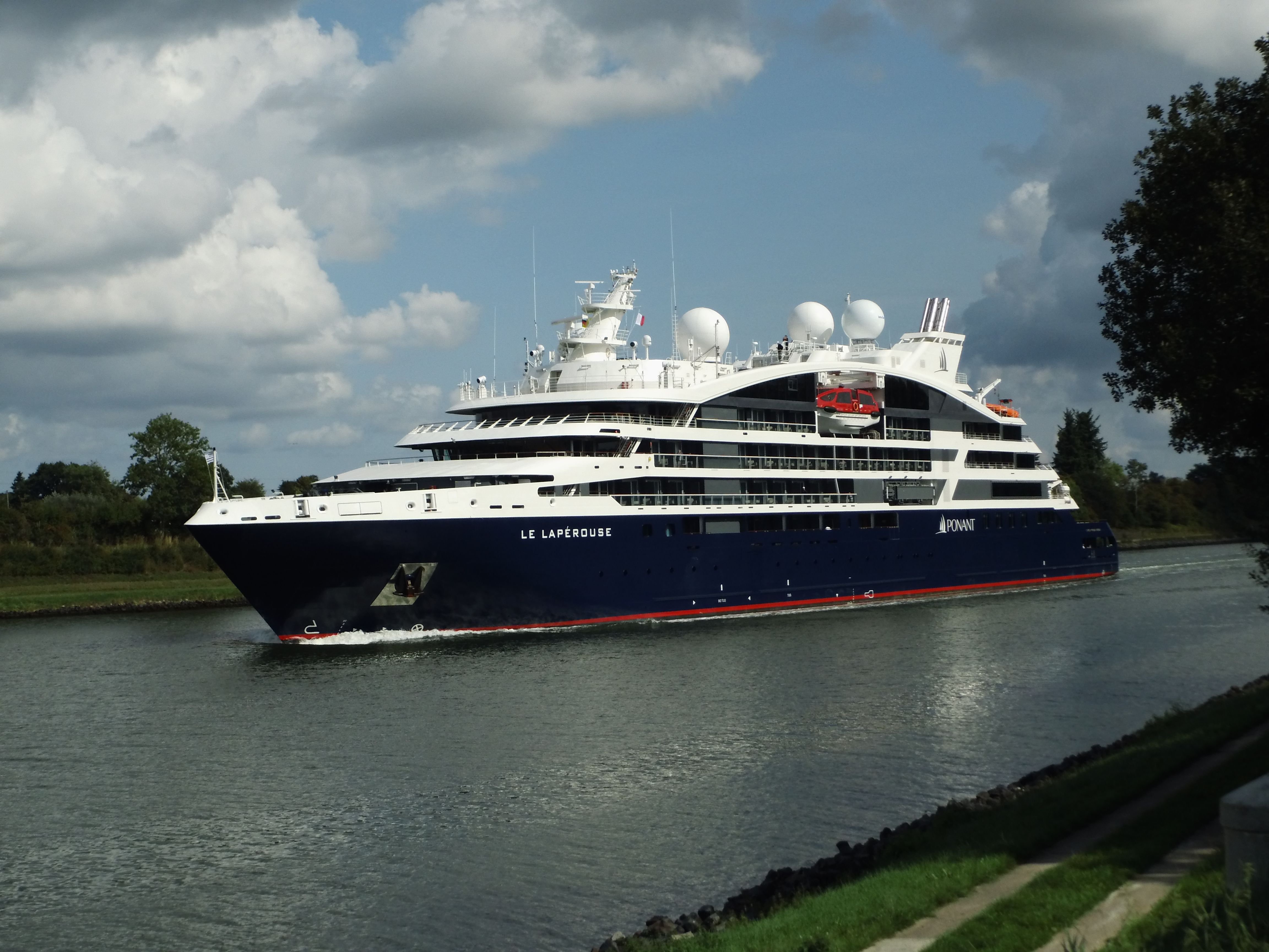 Review, Overview, Pros & Cons, and Essential Sailing Tips | Le ...